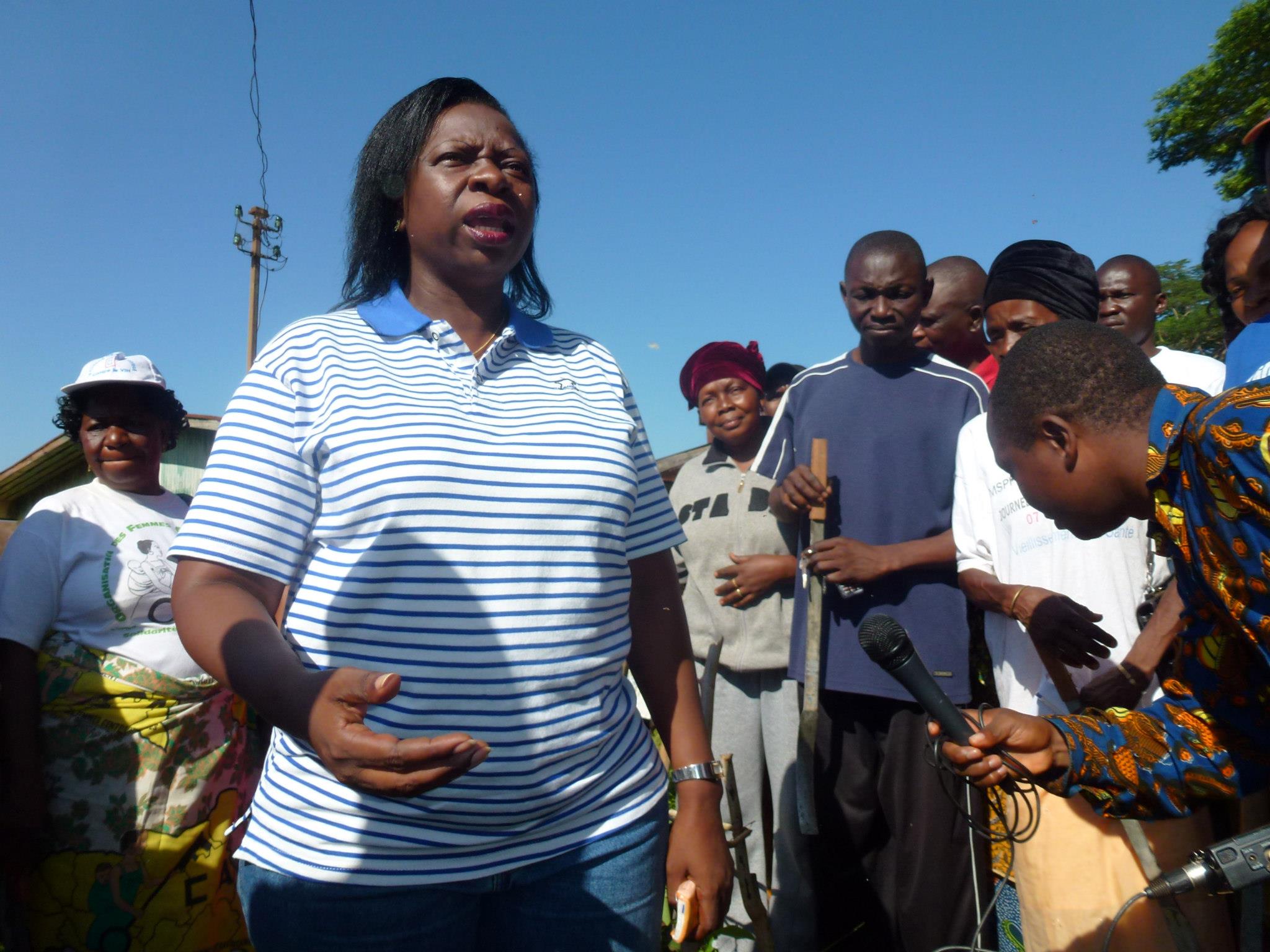 Schoolyard clean up by UN Volunteers and parents in CAR sets example | UNV
